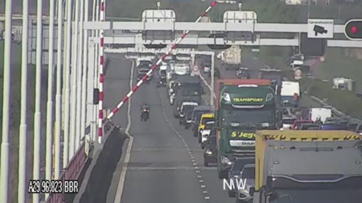 Kapotte slagboom bij Haringvlietbrug gerepareerd, snelweg weer vrij - Rijnmond