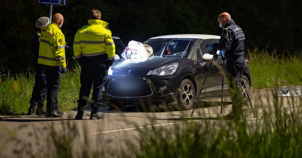 Overleden vrouw ontdekt in berm naast stilstaande auto - Rijnmond