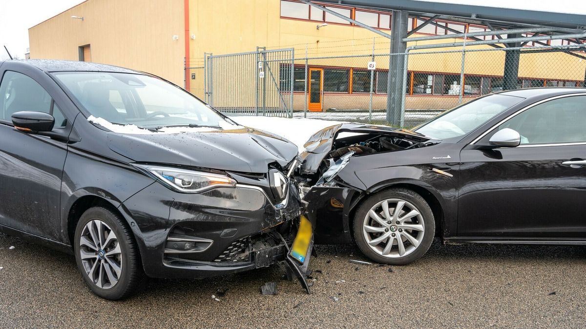 Botsing tussen twee auto's in Drachten - Omrop Fryslân