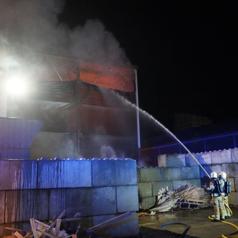 112 Nieuws: Grote, uitslaande brand bij palletbedrijf in Hasselt | Vijf gewonden bij aanrijding ...