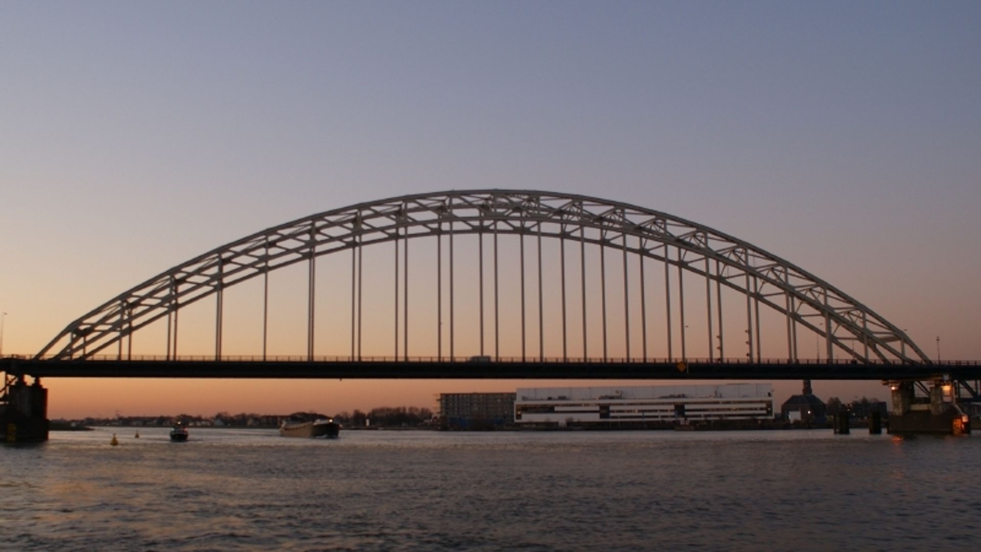 Dronken stel springt voor de fun van torenhoge brug - Rijnmond