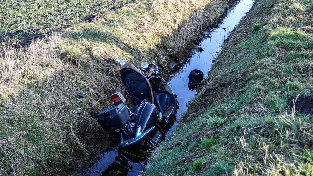 Scooter in sloot achtergelaten bij Nieuw-Dordrecht - RTV Drenthe
