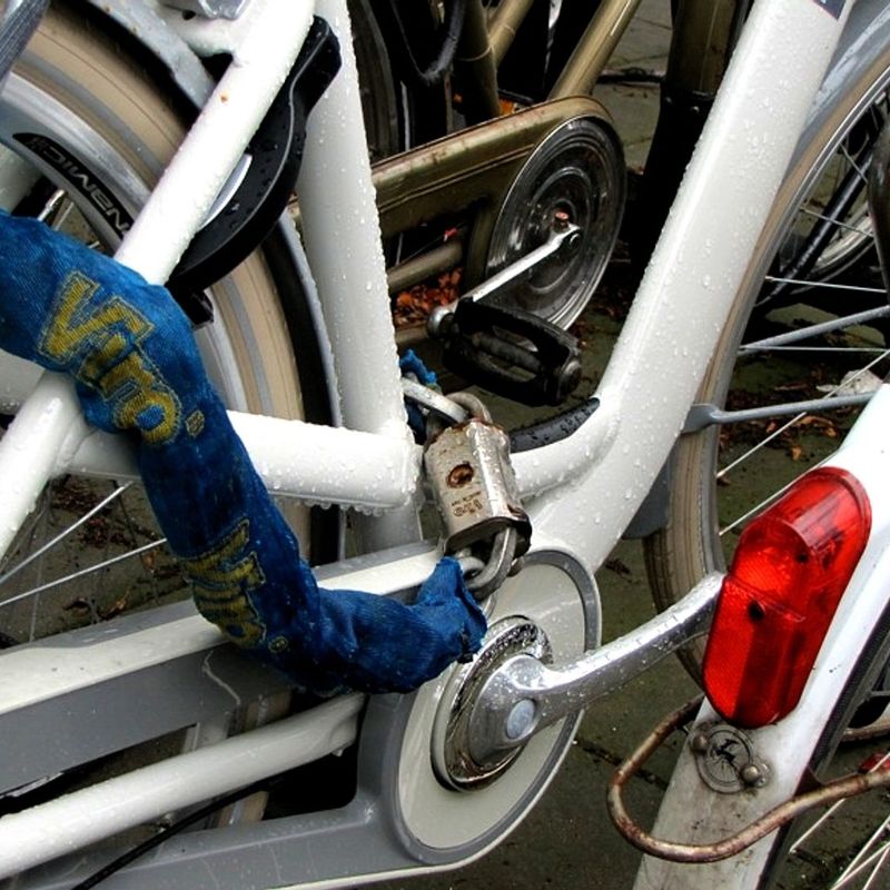 Fietsendief in Utrecht bekogelt achtervolgers met stenen - RTV Utrecht