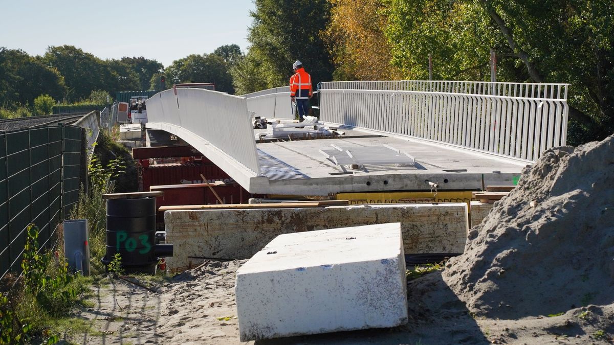 Fietsbrug wordt over noordelijke ringweg in Stad gehesen, verkeer moet ...