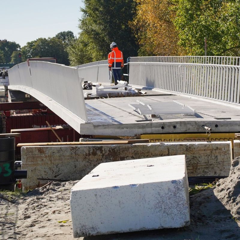 Fietsbrug wordt over noordelijke ringweg in Stad gehesen, verkeer moet ...