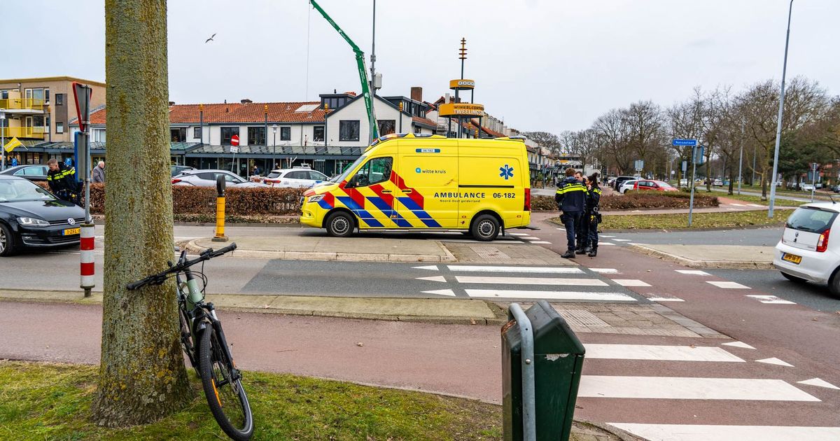 Fietser naar ziekenhuis na botsing op rotonde - Omroep Gelderland