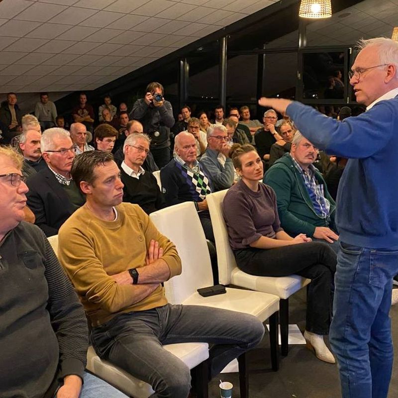 Landbouwminister praat met boeren in Zwartsluis: geen oplossingen, wel ...