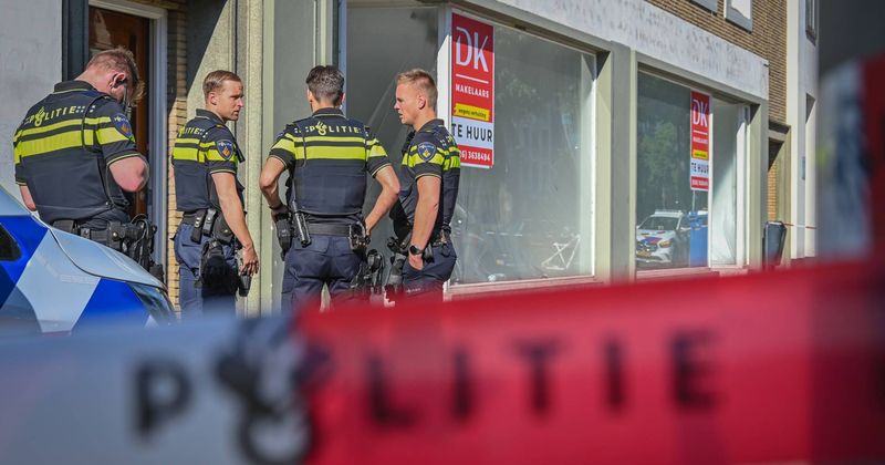 Man geboeid afgevoerd na vondst dode vrouw - Omroep Gelderland