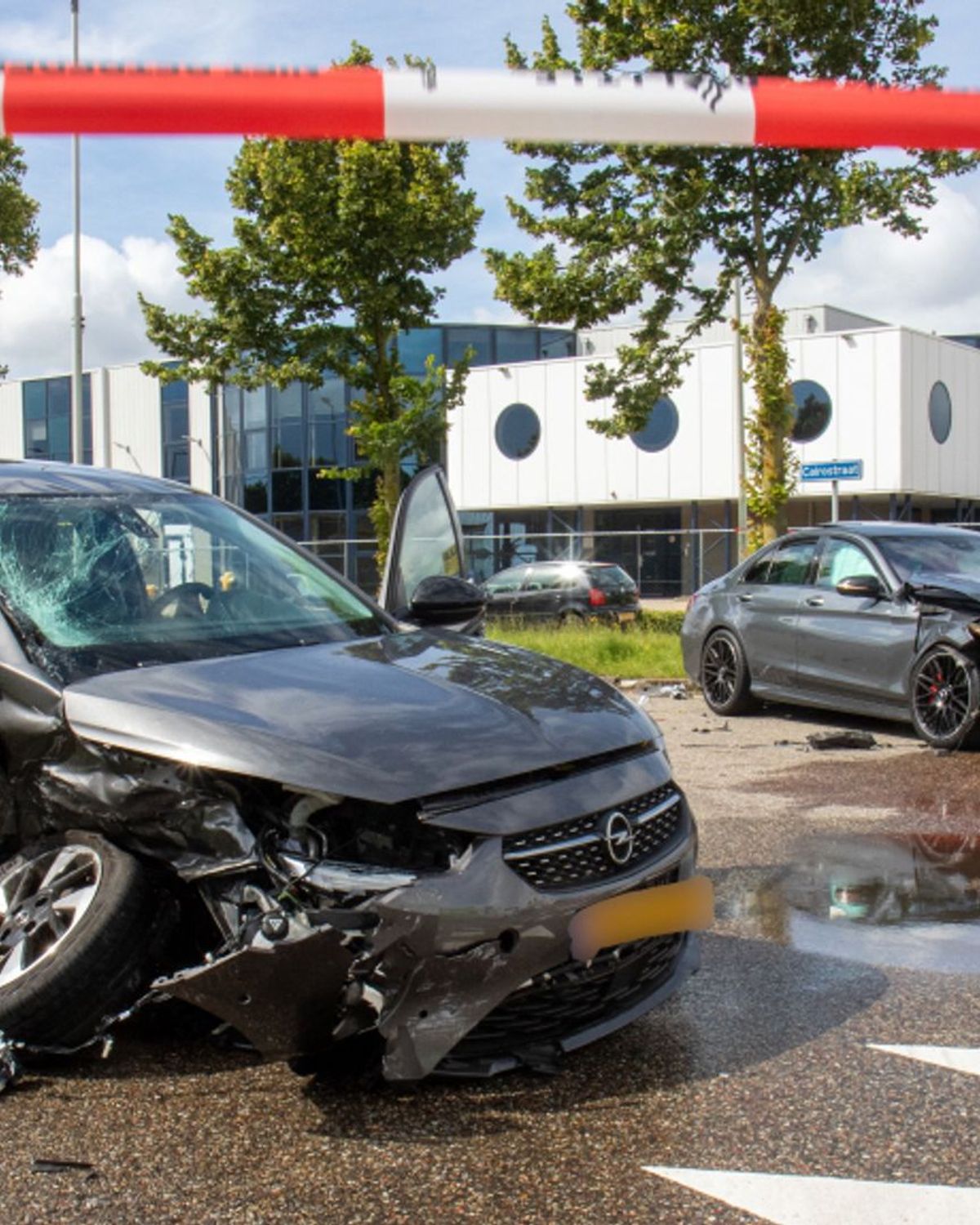 Twee auto's flink beschadigd na ongeluk - Rijnmond