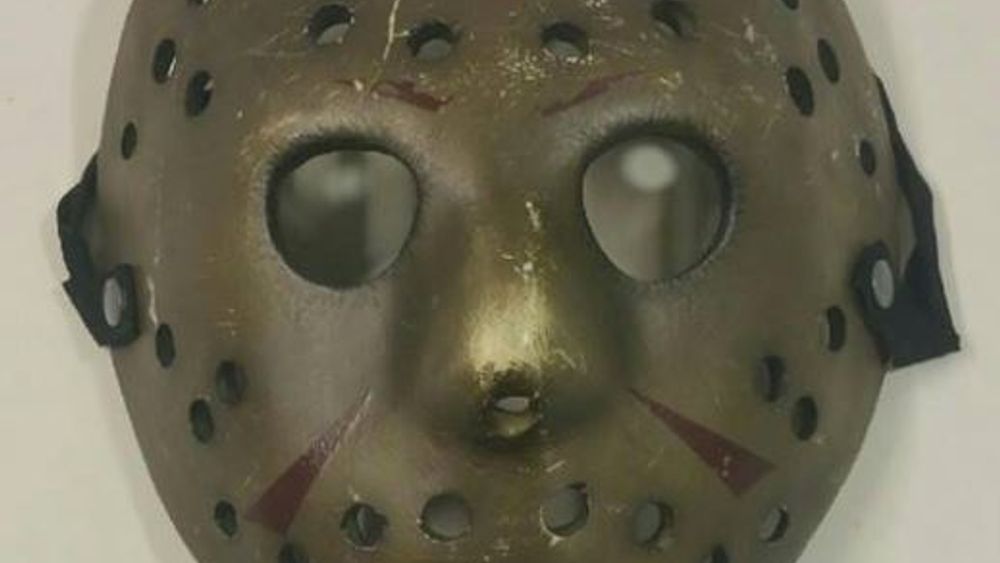 Waarom rijdt een vrouw met een 'Jason-masker' en een neppistool door ...