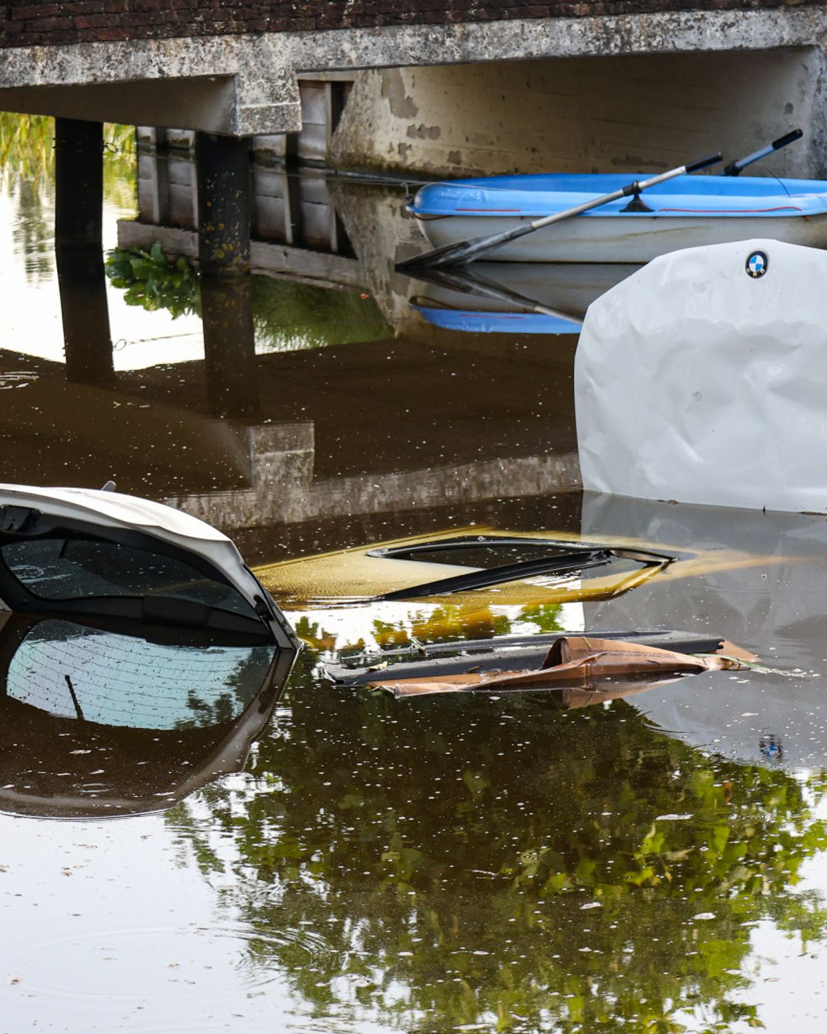 Auto rijdt water in, brandweerduikers doorzoeken sloot - Omroep West