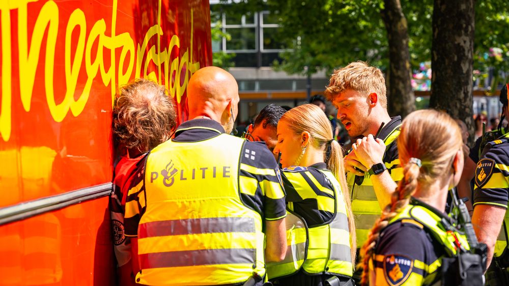 Man beklimt podium tijdens mars tegen femicide en wordt opgepakt - Rijnmond