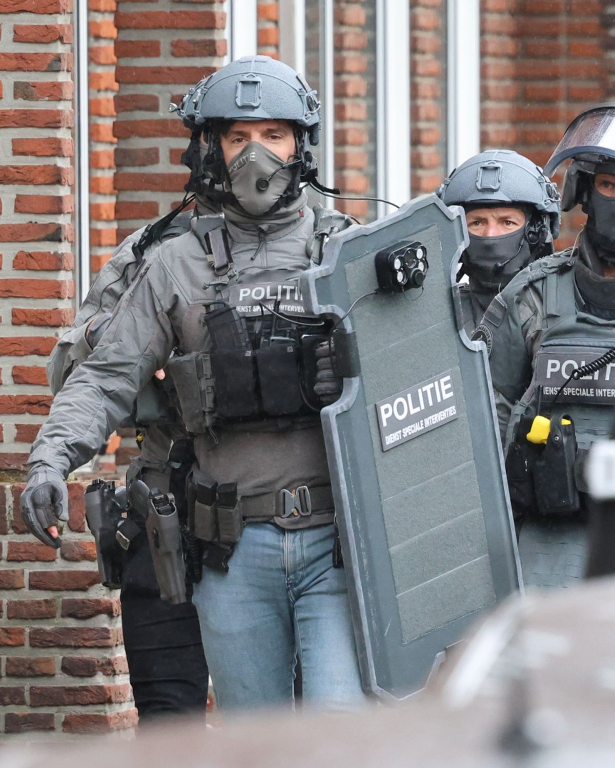 Arrestatieteam valt huis binnen na dreiging, straat afgezet - Omroep West
