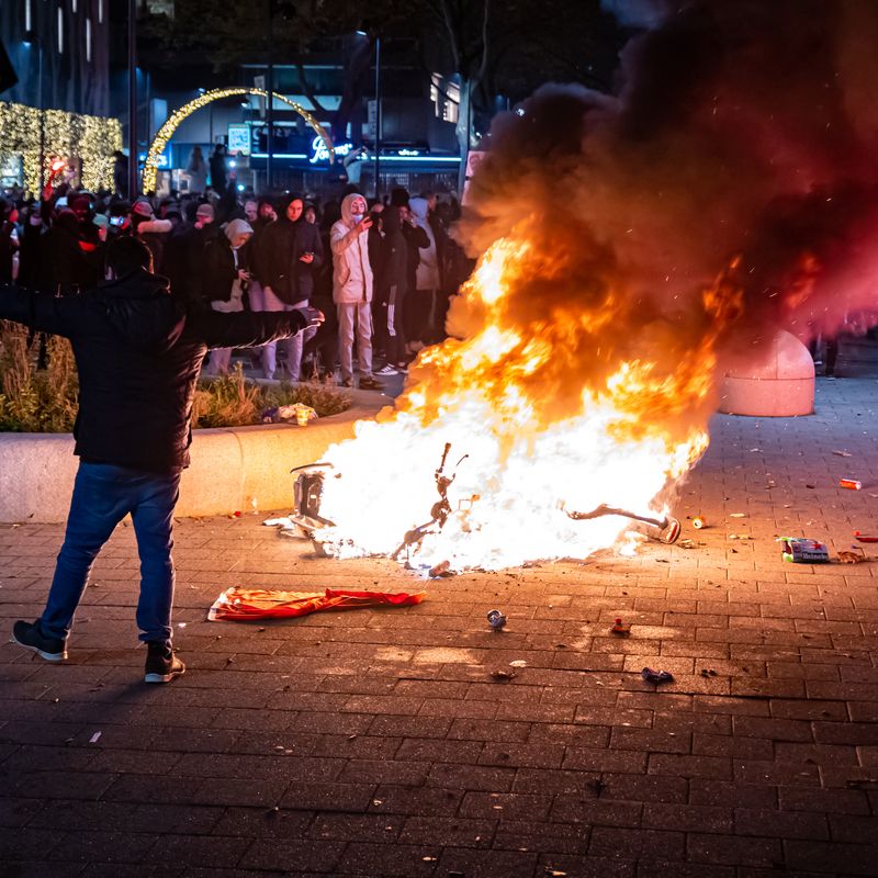 Politie: Rellen Coolsingel waren georganiseerd door criminelen - Rijnmond