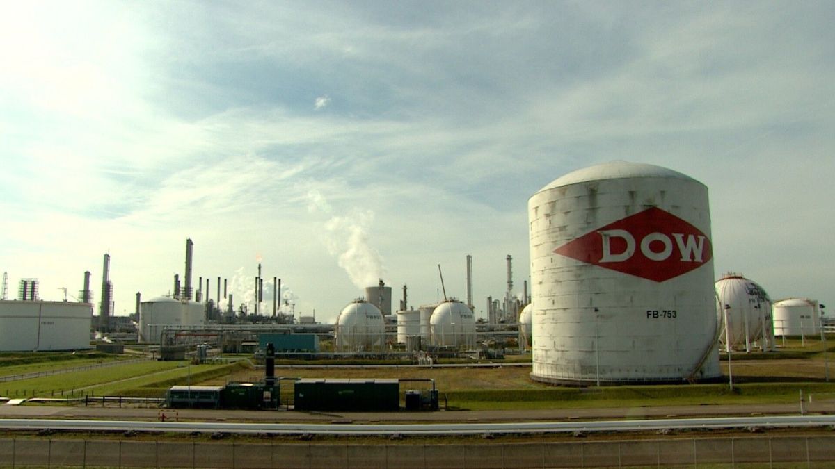 Gevaarlijke stof vrijgekomen uit container bij Dow Benelux - Omroep Zeeland