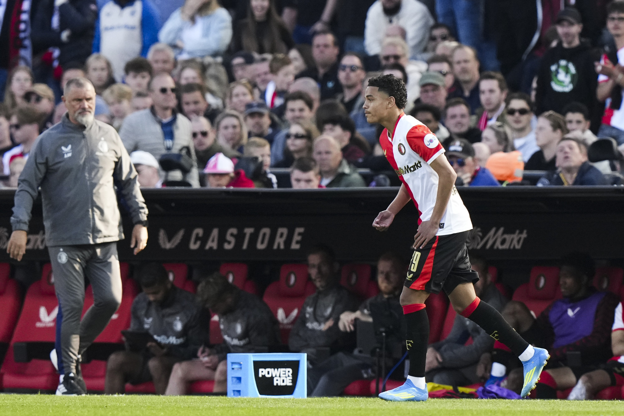 Vlissinger Ilai Grootfaam (16) debuteert en is jongste Feyenoorder én ...