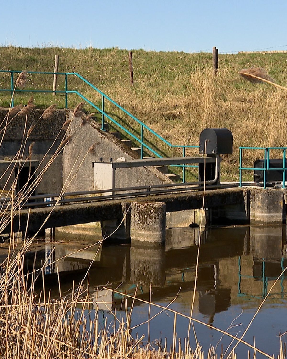 Proef met 'slimme' stuw voor meer zoet water in de sloot - Omroep Zeeland