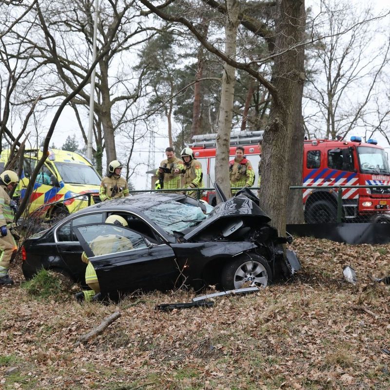 Zware crash vlak voor spoor Soestduinen, stang doorboort ruit en mist ...