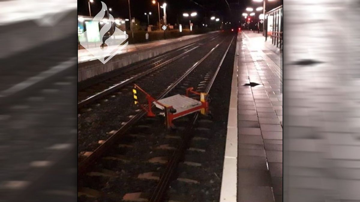 Man gooit rolstoelkar en fiets op treinspoor in Alphen - Omroep West