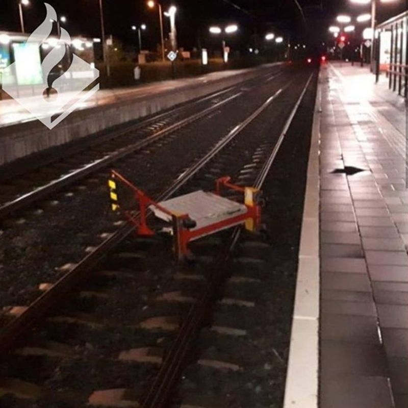 Man gooit rolstoelkar en fiets op treinspoor in Alphen - Omroep West