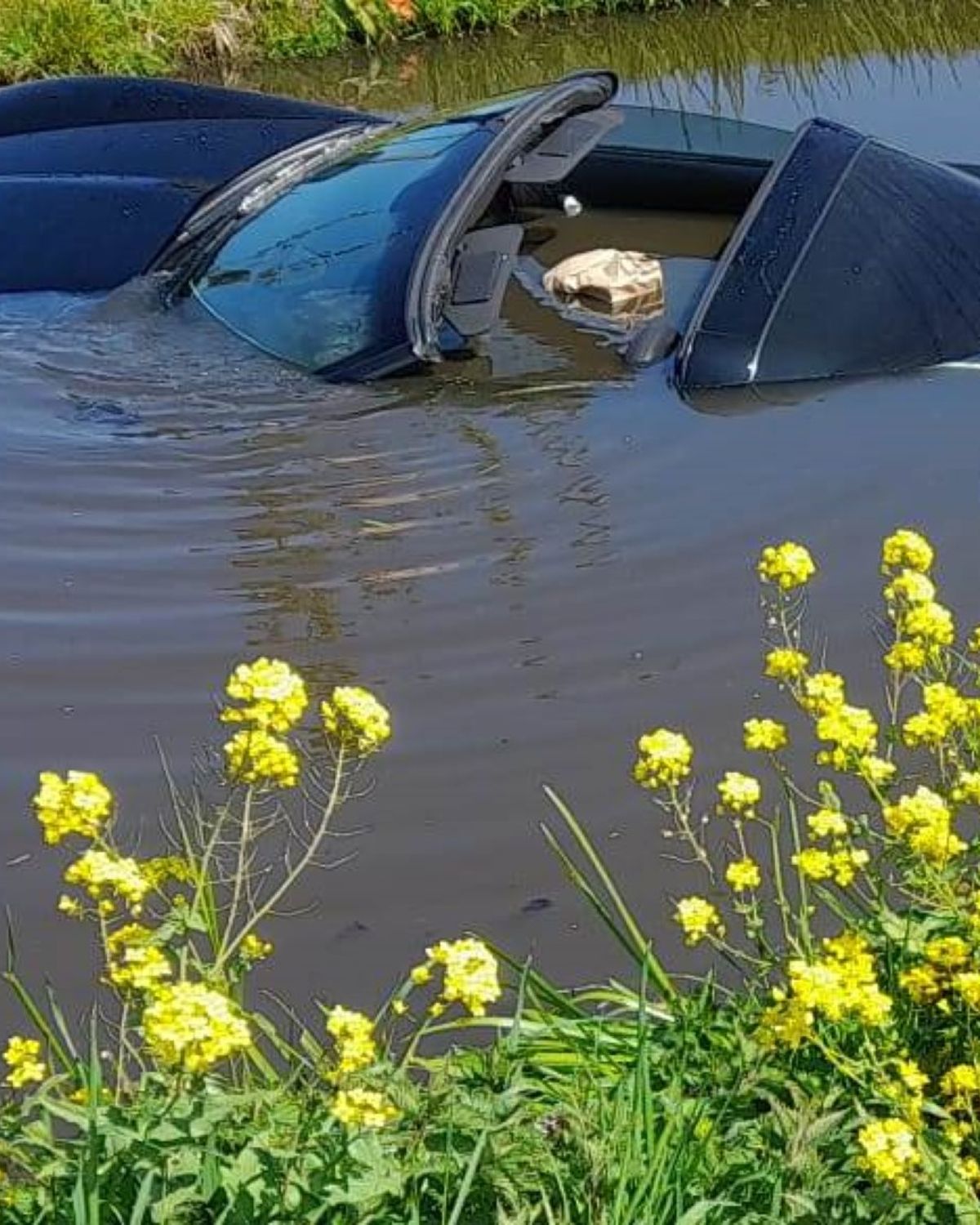 Man en kind belanden met auto in sloot tijdens evenement | Auto vliegt ...