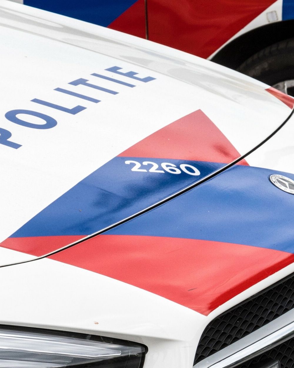 Botsing mei twa auto's en in buske op Drachtsterwei by Ljouwert - Omrop ...
