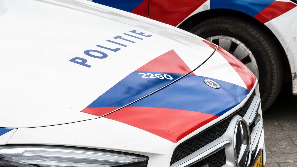 Botsing mei twa auto's en in buske op Drachtsterwei by Ljouwert - Omrop ...
