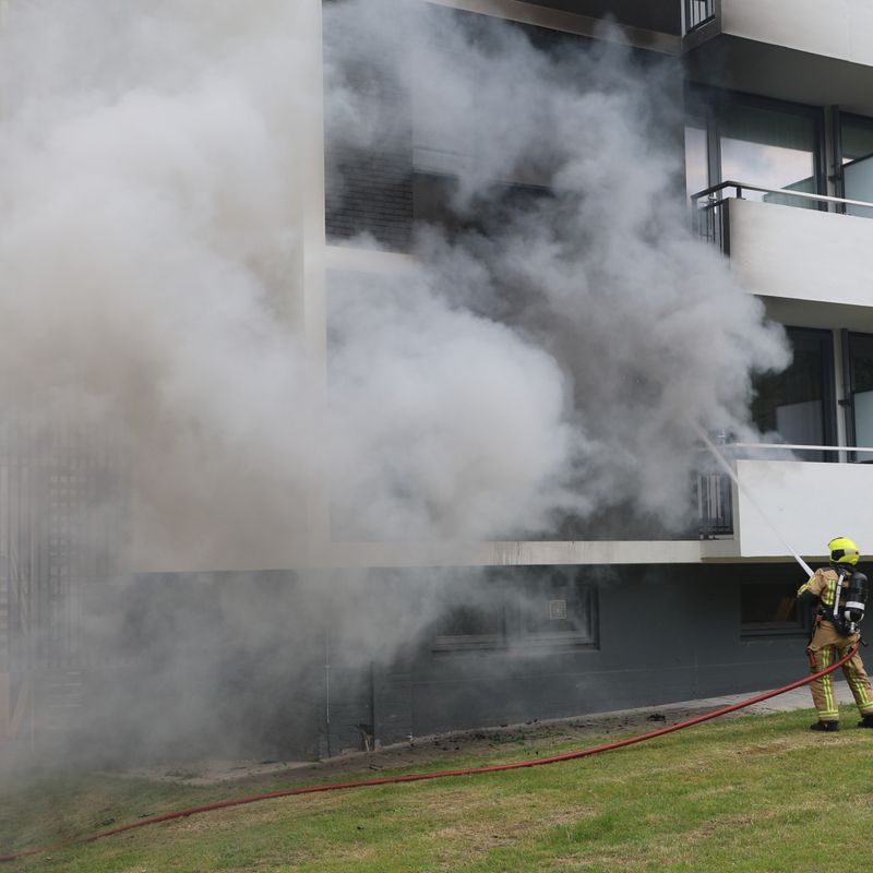 Een dode, twee gewonden bij flinke flatbrand - Omroep West Een dode, twee gewonden bij flinke flatbrand - Omroep West