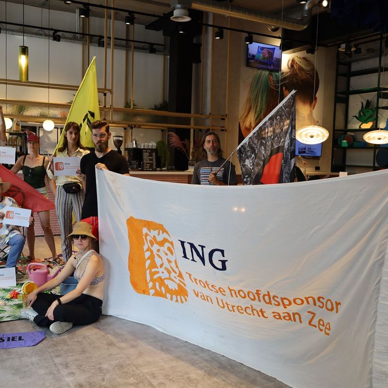 Klimaatactivisten van Extinction Rebellion protesteren bij ING - RTV ...
