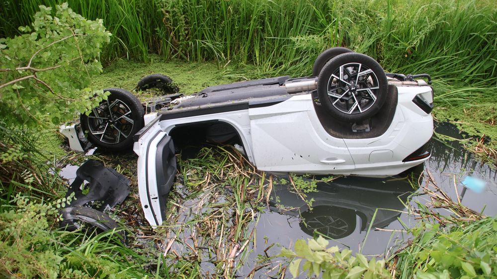 Omstanders springen sloot in na auto-ongeluk bij ziekenhuis - Omroep West