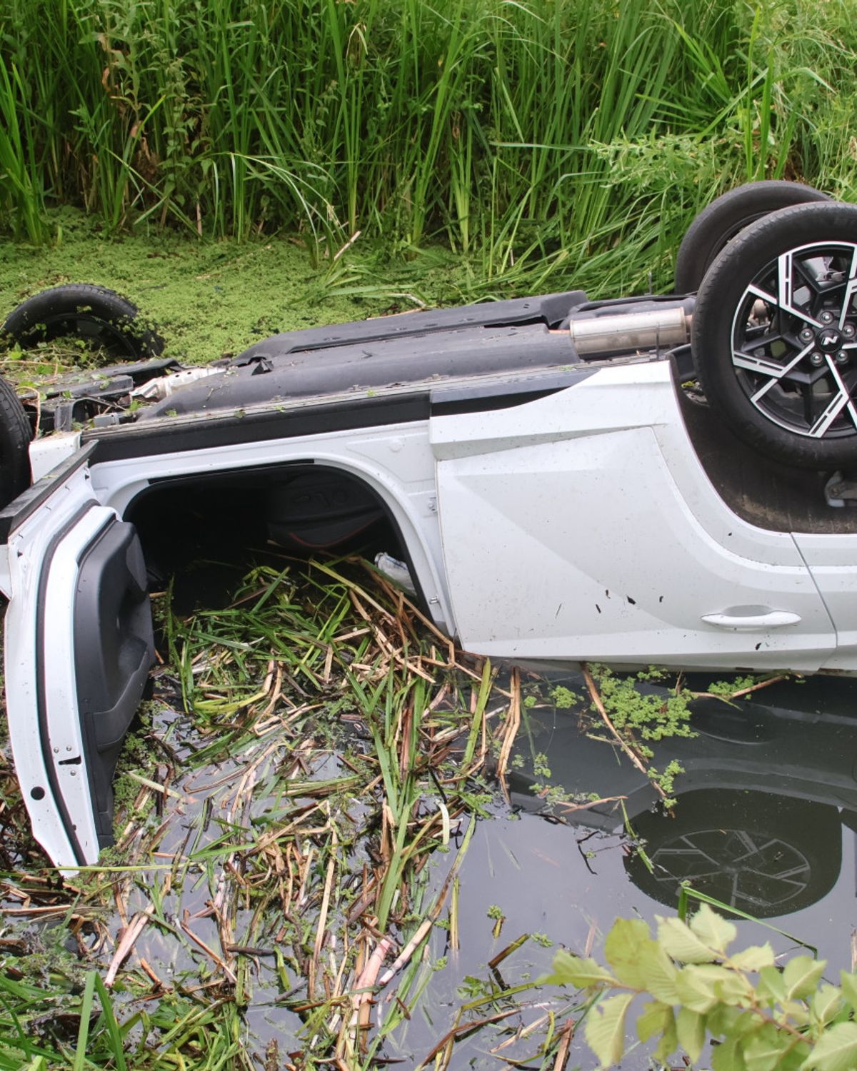 Omstanders springen sloot in na auto-ongeluk bij ziekenhuis - Omroep West