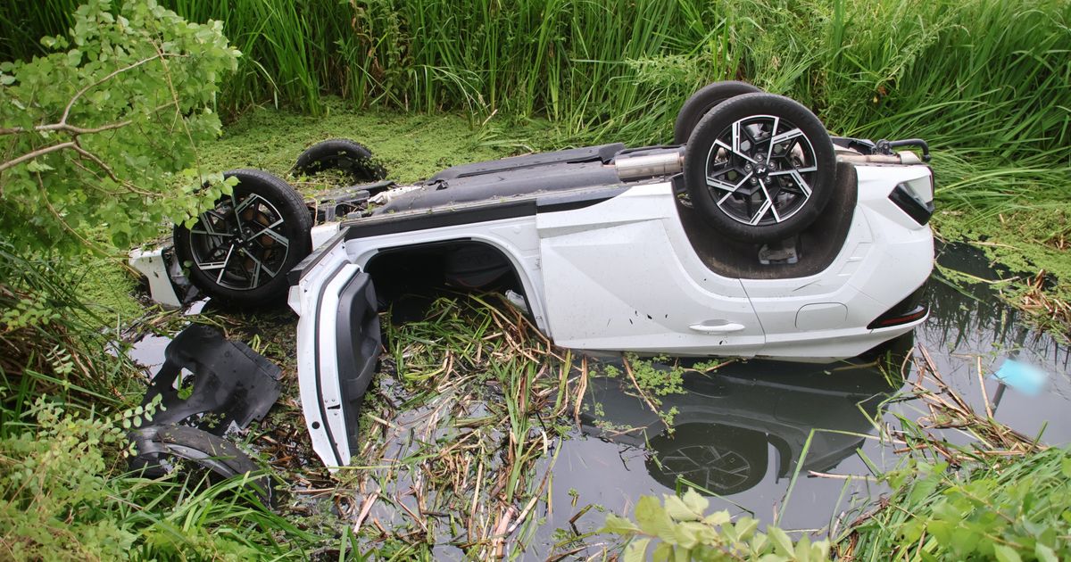 Omstanders springen sloot in na auto-ongeluk bij ziekenhuis - Omroep West