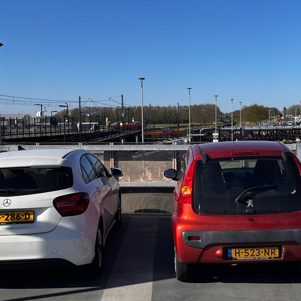 Ergernis over gratis parkeren bij NS-station voor vliegtoeristen ...