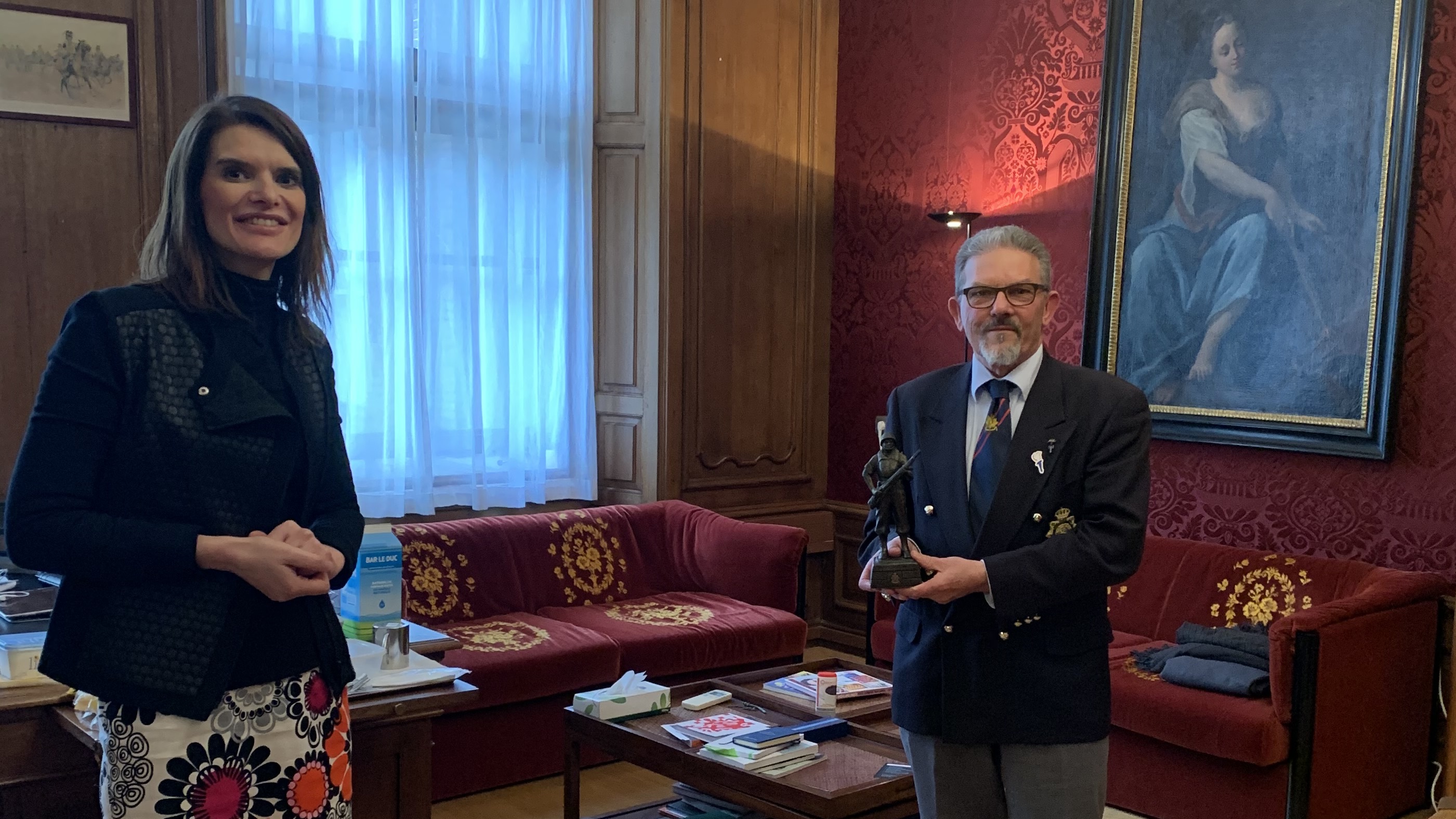 Oud-marinier krijgt beeldje terug uit handen van Barbara Visser ...