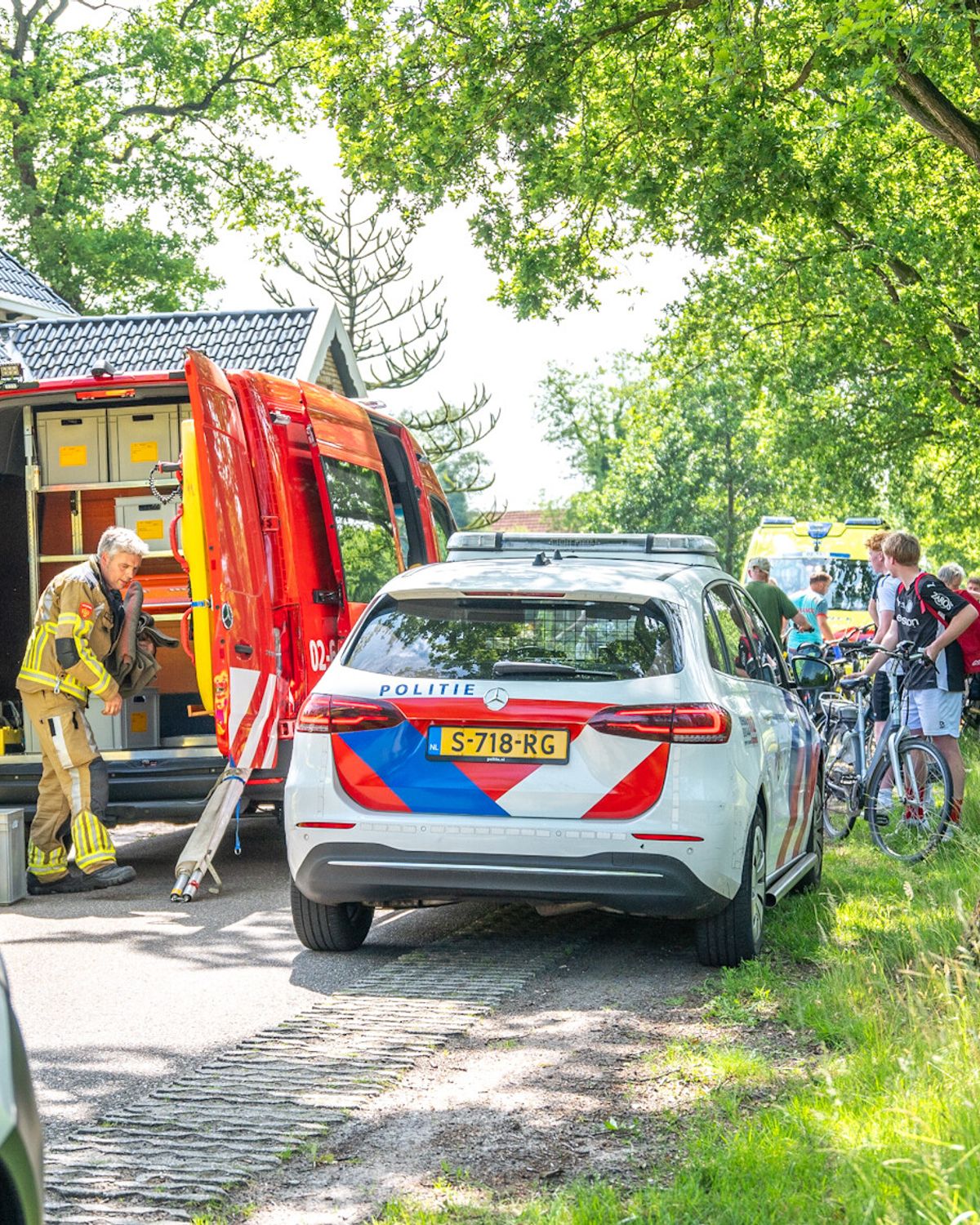Fietser uit het water gevist bij Lippenhuizen, redders krijgen ...