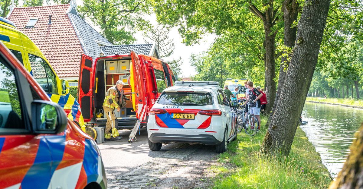 Fietser uit het water gevist bij Lippenhuizen, redders krijgen ...