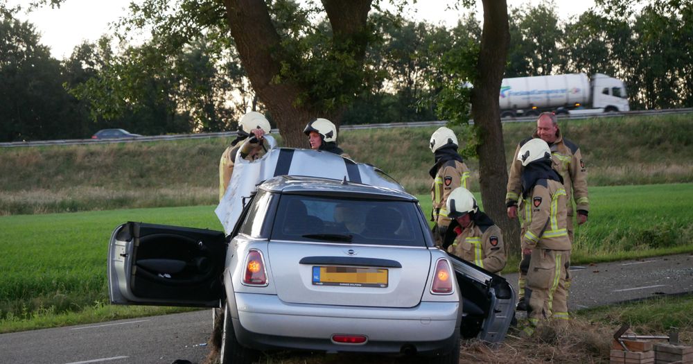 Automobilist gewond na eenzijdig ongeluk bij de Wijk - RTV Drenthe