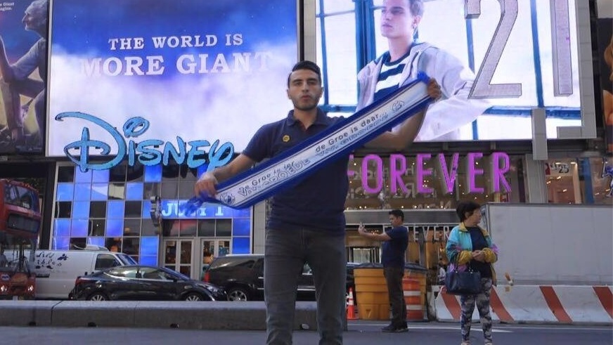 Balkunstenaar Touzani met Groede-sjaal in New York - Omroep Zeeland