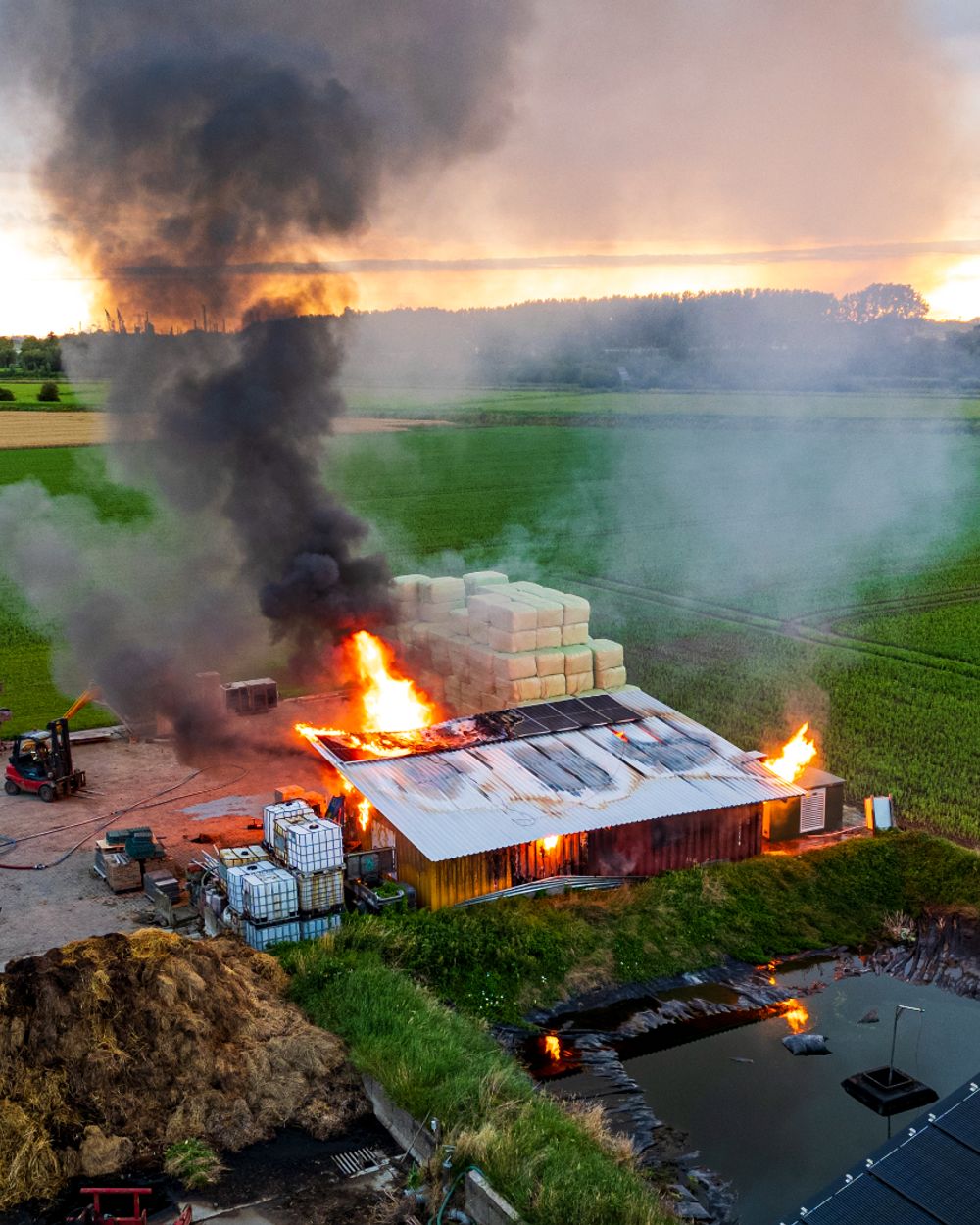 Brandweer mogelijk nog dagen bezig met blussen van brandende accu's ...