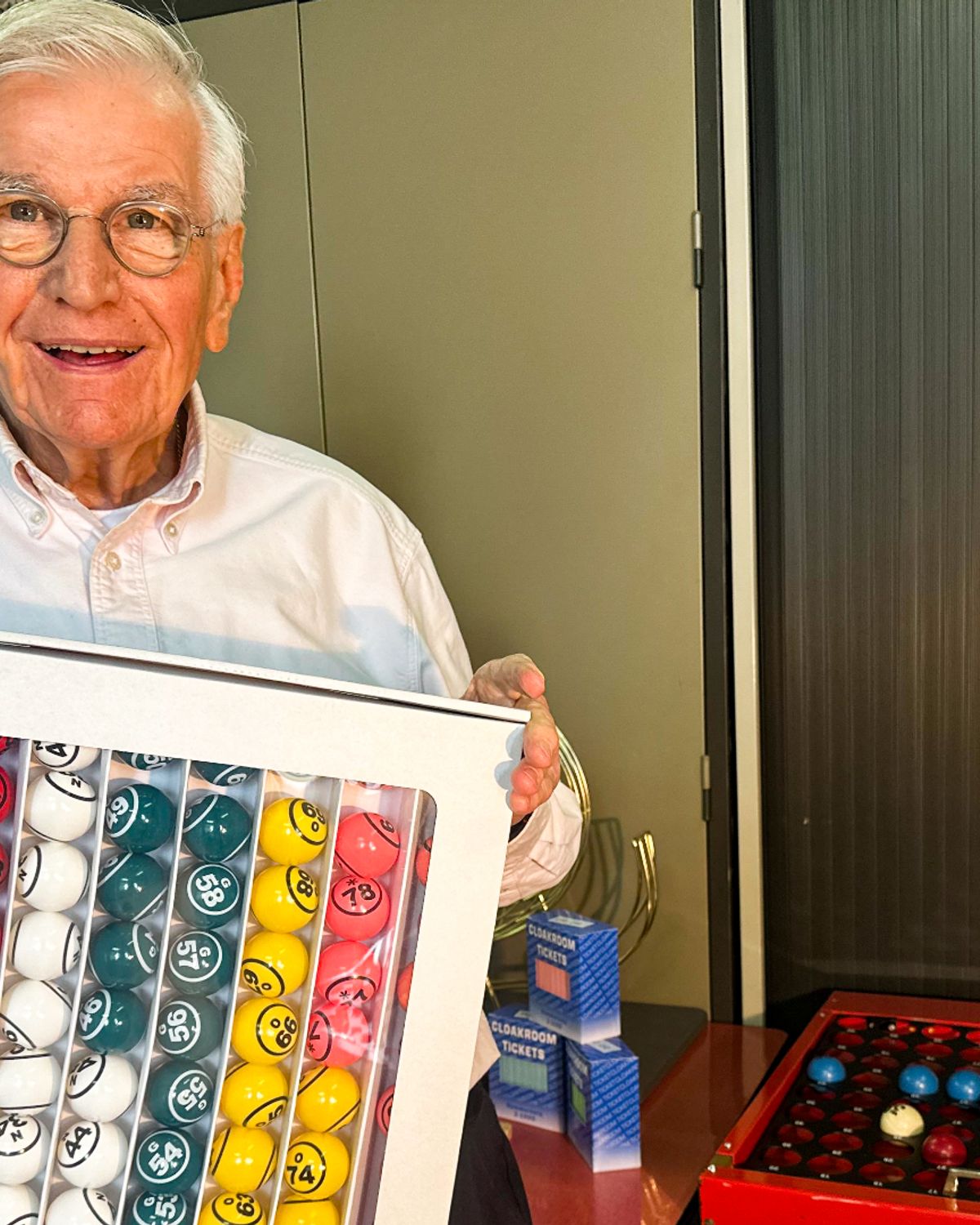 'Opa Bingo' Dick runt op 85-jarige leeftijd nog een bingogroothandel ...