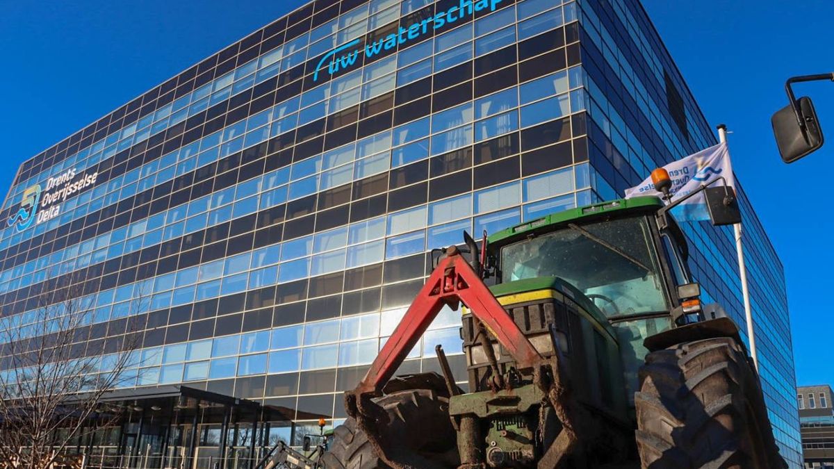 Tientallen boeren voeren actie bij waterschap Drents Overijsselse Delta ... Tientallen boeren voeren actie bij waterschap Drents Overijsselse Delta ...