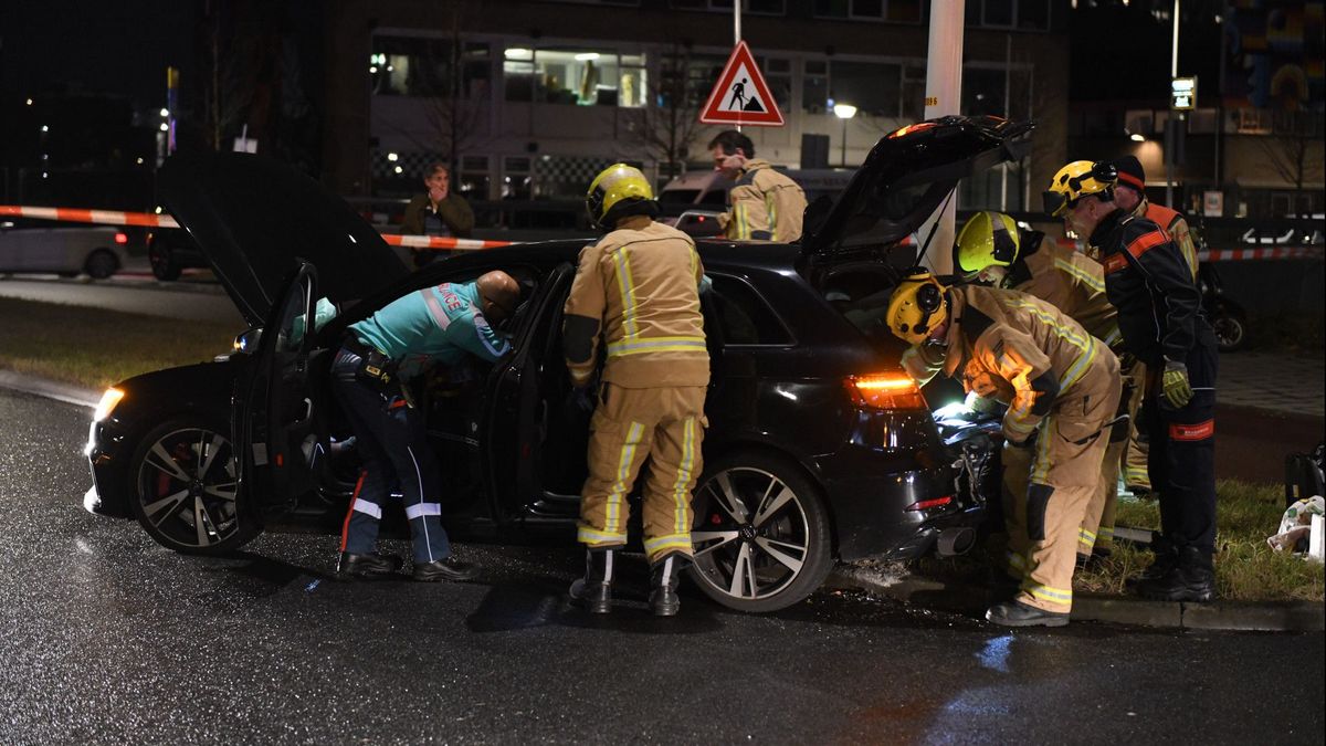 112-nieuws | Twee personen bekneld in auto na botsing ...
