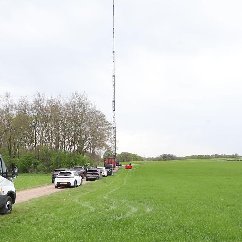 Pijnlijk moment voor zendpiraten: politie ontmantelt 100 meter hoge ...