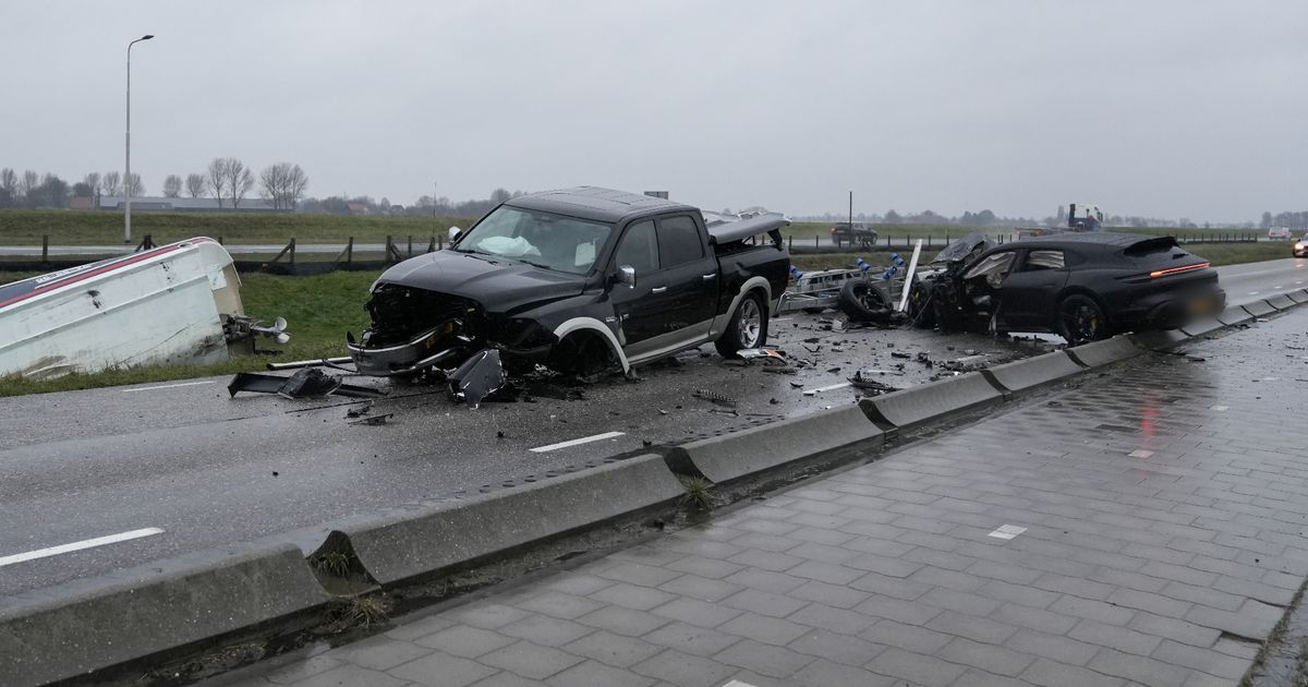 Boot schiet van trailer na zware crash, enorme ravage op de weg - Rijnmond