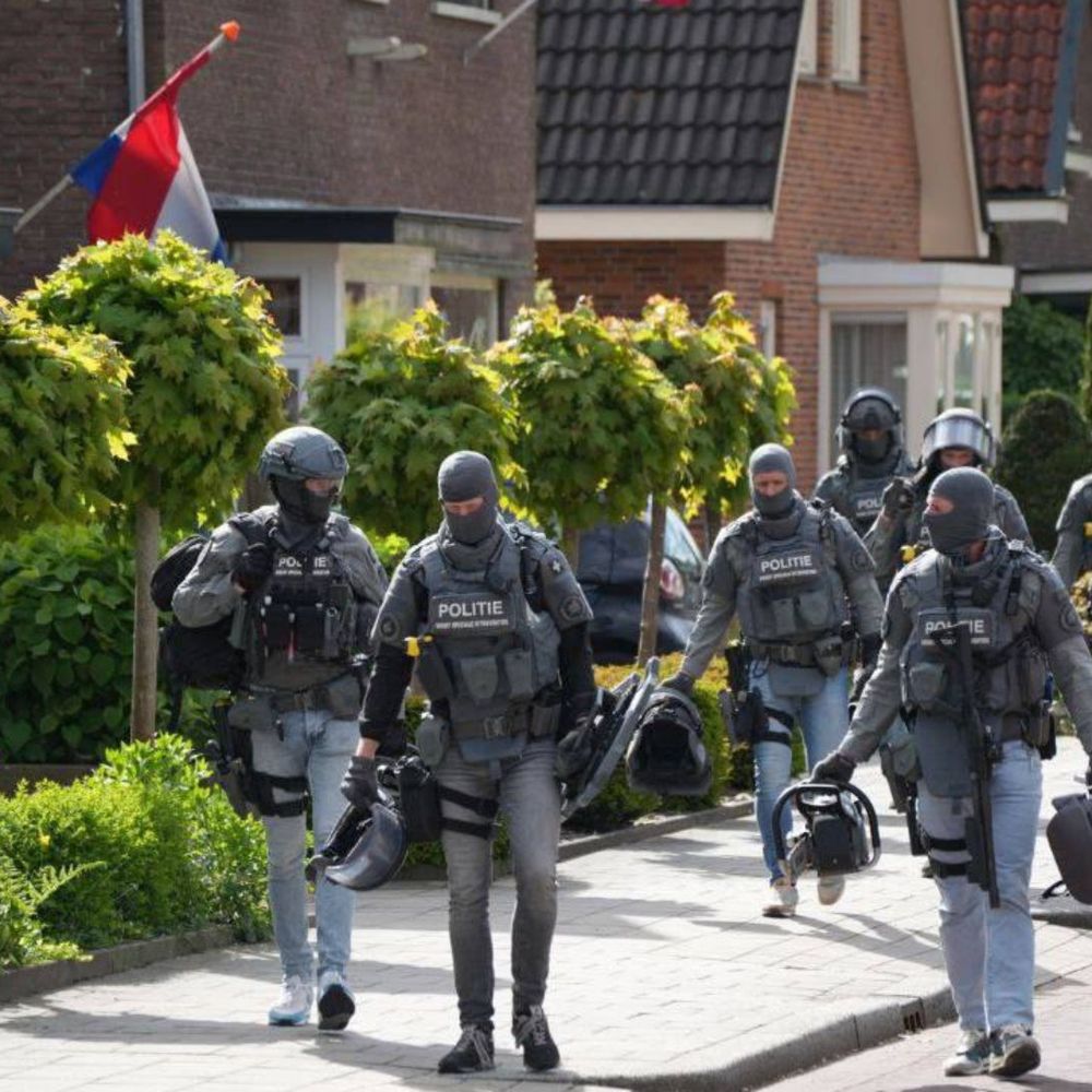 Politie valt panden binnen, meerdere personen naar ziekenhuis gebracht ...