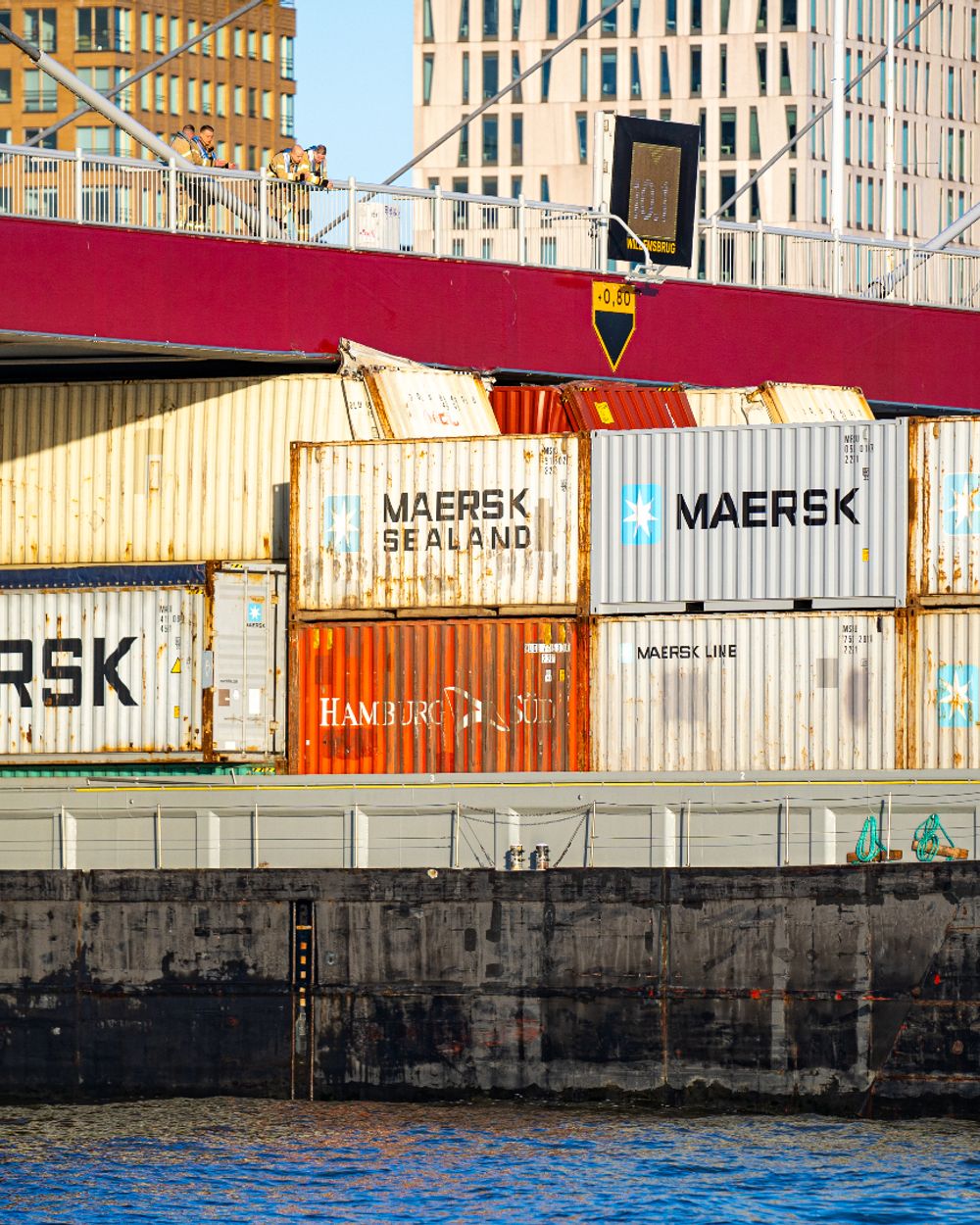 Schip vaart tegen de Willemsbrug en verliest containers - Rijnmond