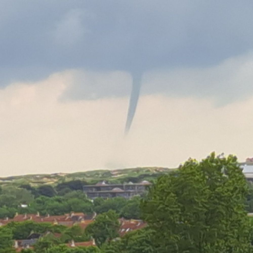 Waterhoos trekt langs kust en is in wijde omgeving te zien - Omroep West