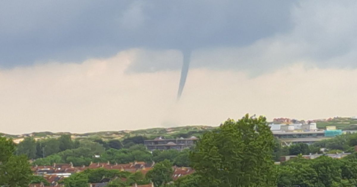 Waterhoos trekt langs kust en is in wijde omgeving te zien - Omroep West
