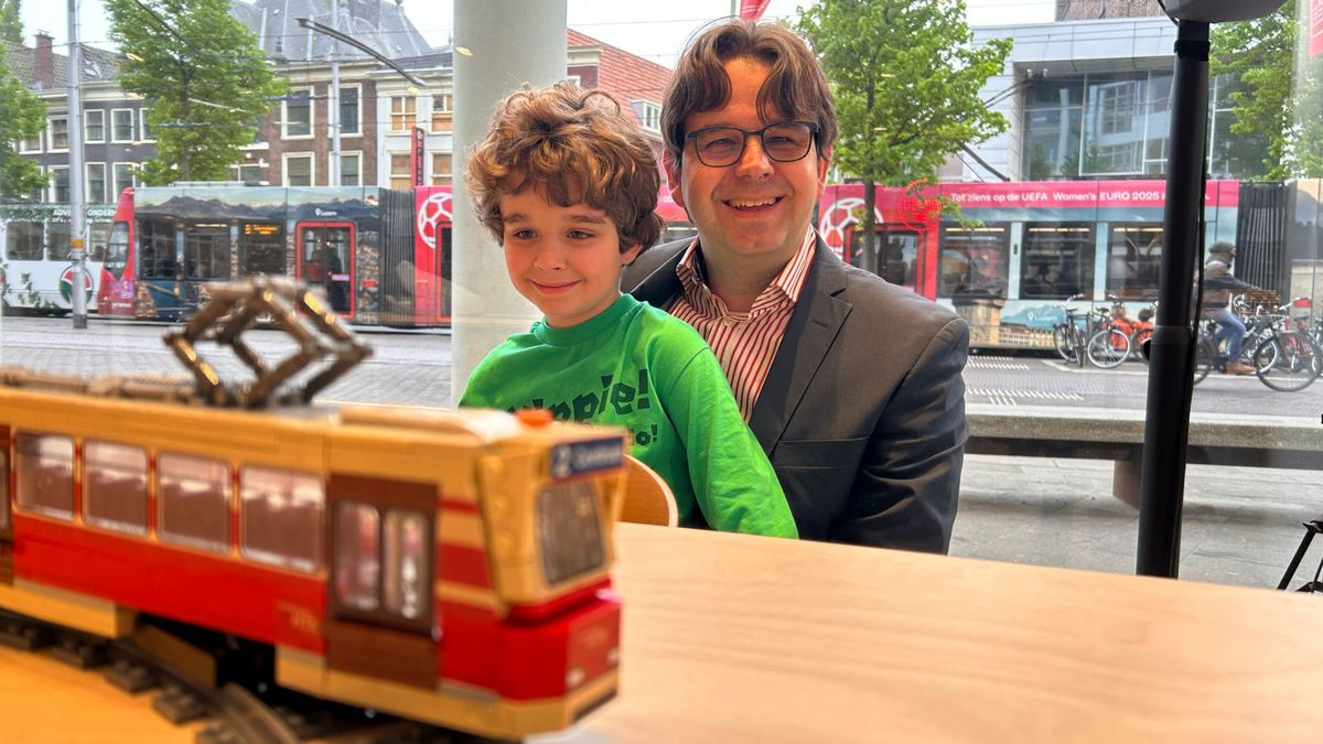 Steven maakt iconische Haagse tram na met legosteentjes - Den Haag FM