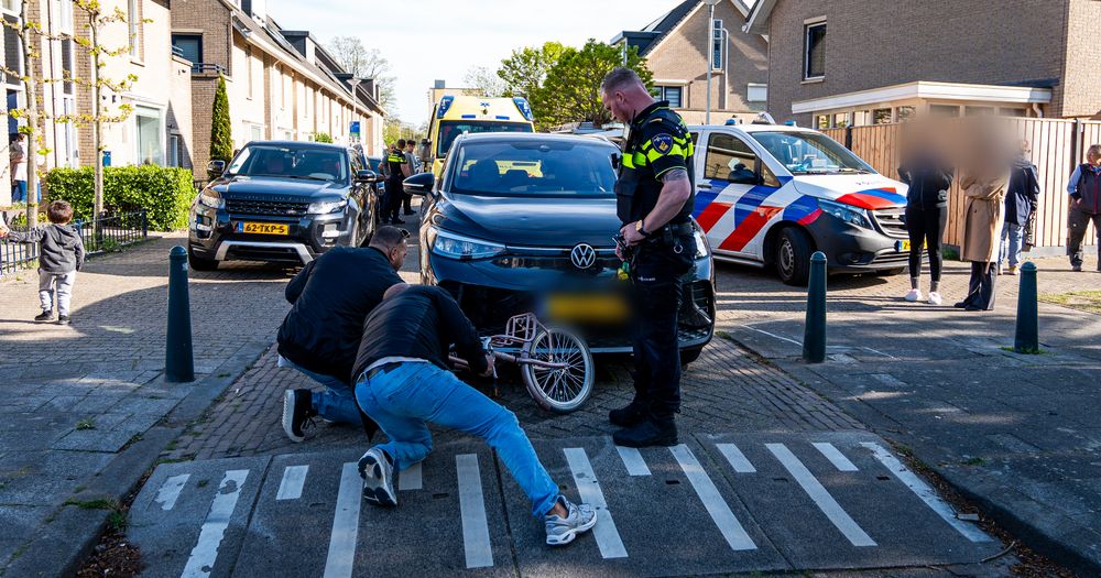 Kindje op fiets in botsing met auto - Rijnmond